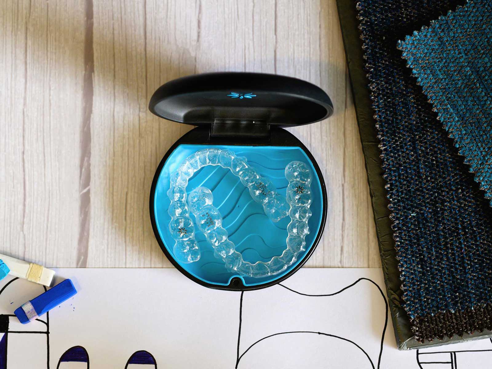 Custodia per aligner e retainer Invisalign®, nera – Invisalign Italy